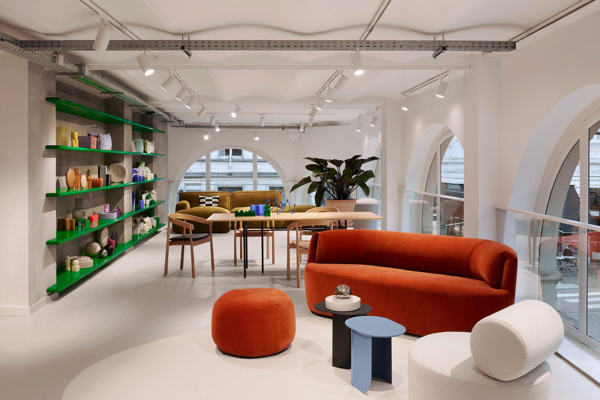 FEST zet voet aan wal in Gent met een flagship store met mini-bioscoop