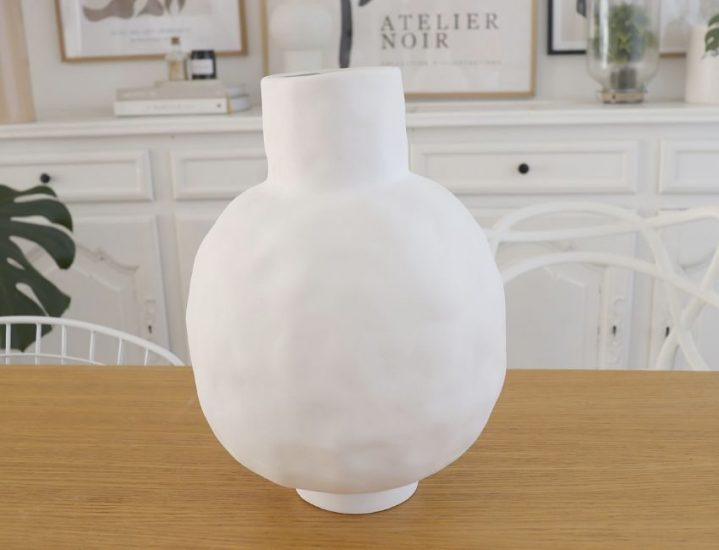 Deze simpele DIY laat je een statement vaas met dambordpatroon creëren