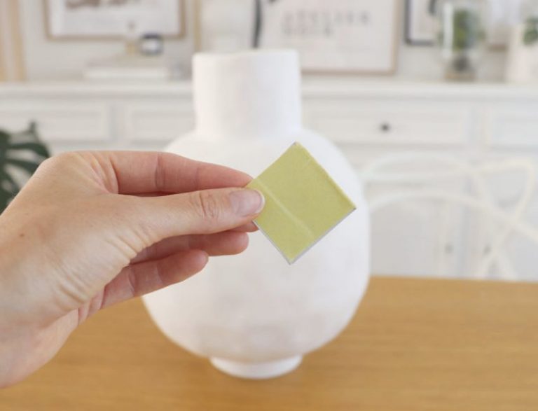 Deze simpele DIY laat je een statement vaas met dambordpatroon creëren